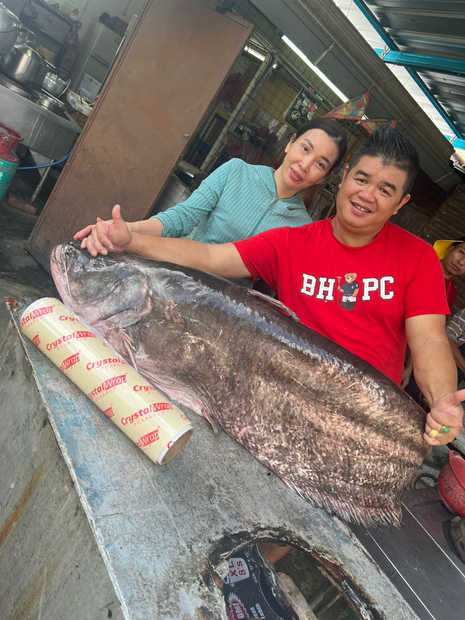 "Fresh and Massive! A 40kg Giant Catfish Appears at Restoran Lenggong ...